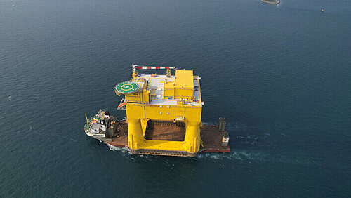 Konverterplattform auf dem Seeweg nach Europa - Schiff & Hafen
